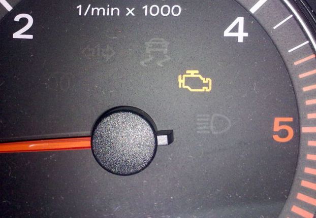 Spia motore: sai cosa fare se si accende? Spia motore: sai cosa fare se si accende?