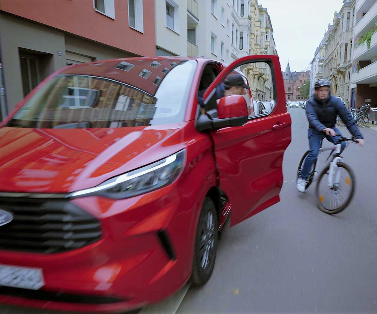 Ford Exit Warning: proteggere pedoni e ciclisti